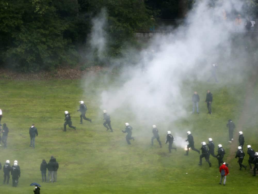 Verletzte und Festnahmen: Krawalle überschatten Kölner Sieg im ... Verletzte und Festnahmen: Krawalle überschatten Kölner Sieg im ...
